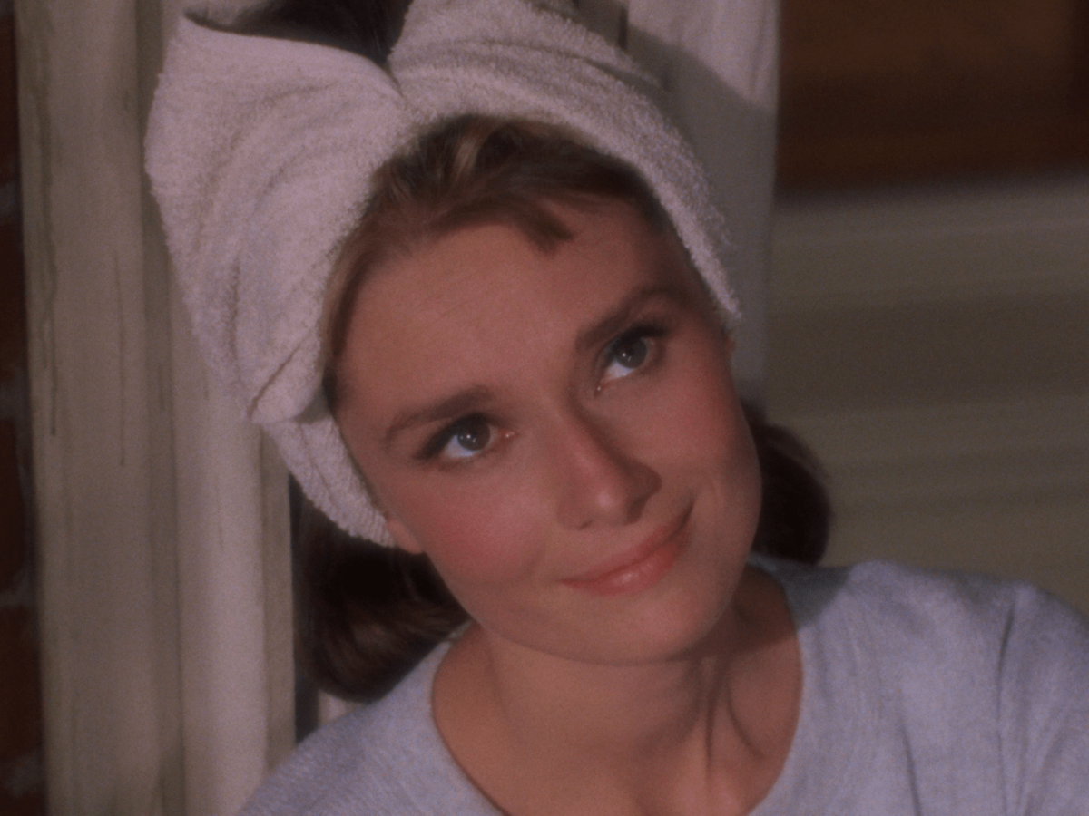 Kelly Valentine Hendry parla di Phoebe Dynevor e Regé-Jean Page e della ...