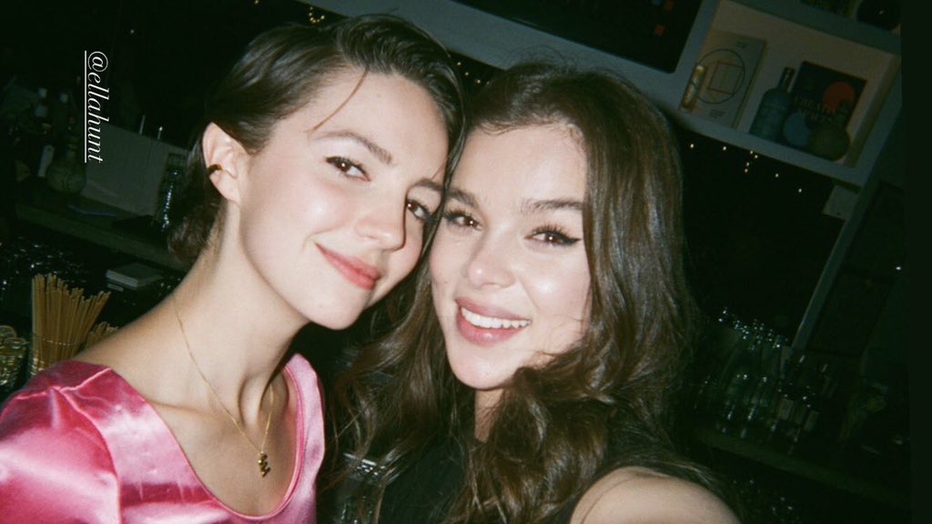 Ella Hunt parla del suo rapporto con Hailee Steinfeld sul set di ...